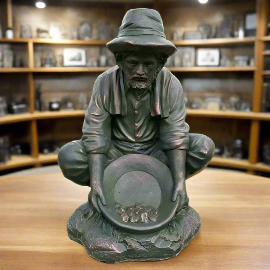 Statues – Lucky Strike Gold